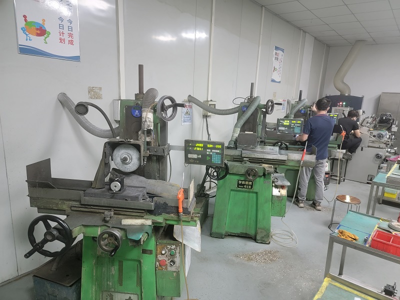Ceramic precision grinding workshop